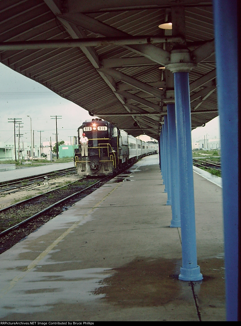 SCL GP-7 #916 pulls Miami section of Floridian into station